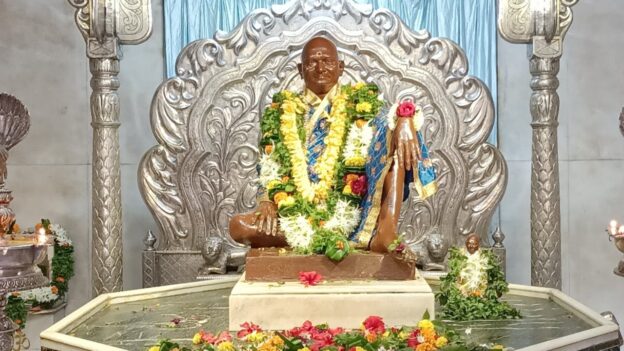 Shri Nityanand Samadhi Mandir in Ganeshpuri, India (Murti Photo ...